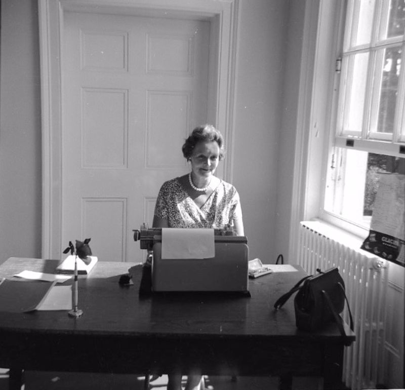 Before Computer: Here Is What People Worked With Their Typewriters in ...