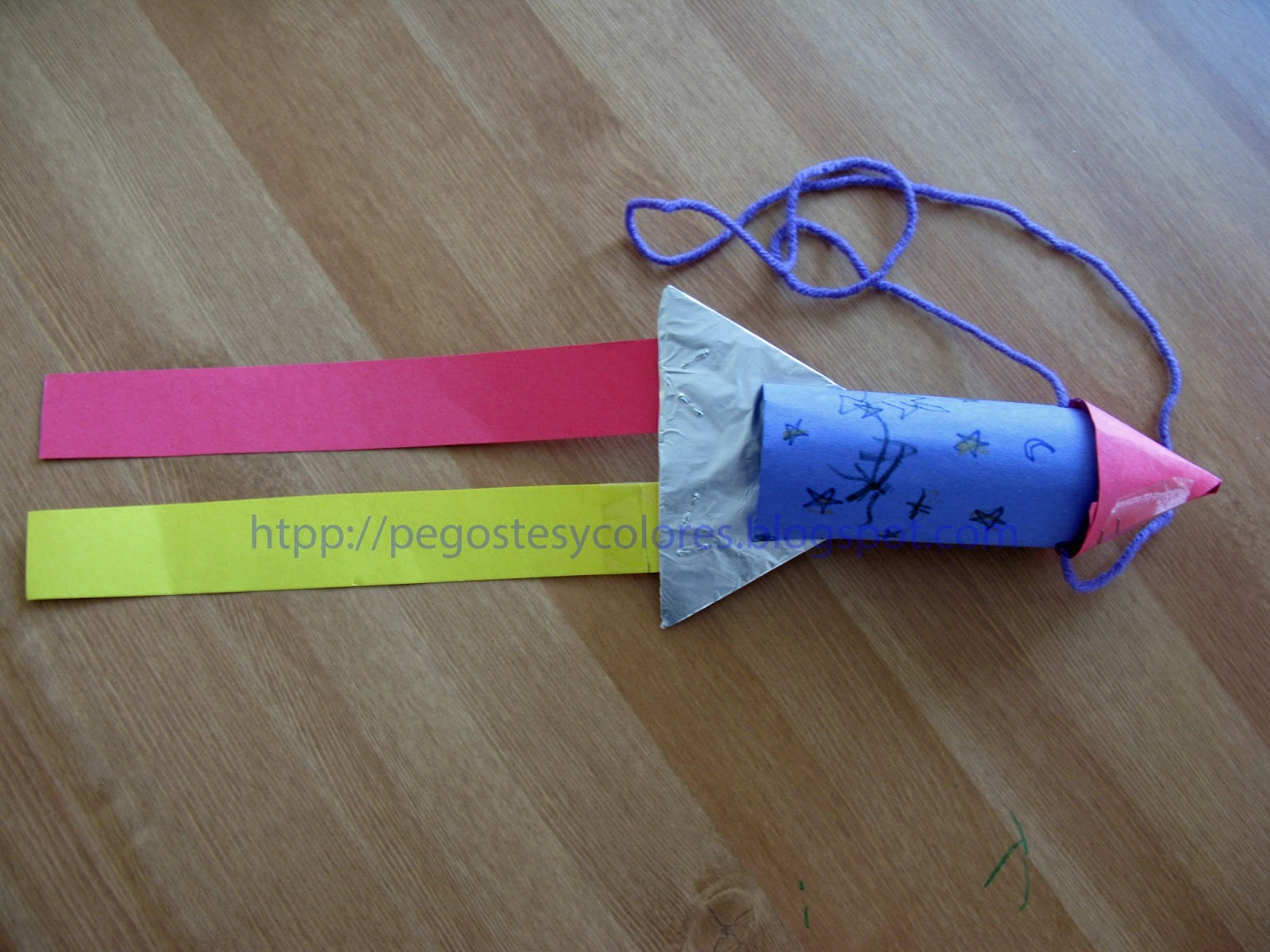 Pegostes y Colores: Cohete de Cartón para Jugar