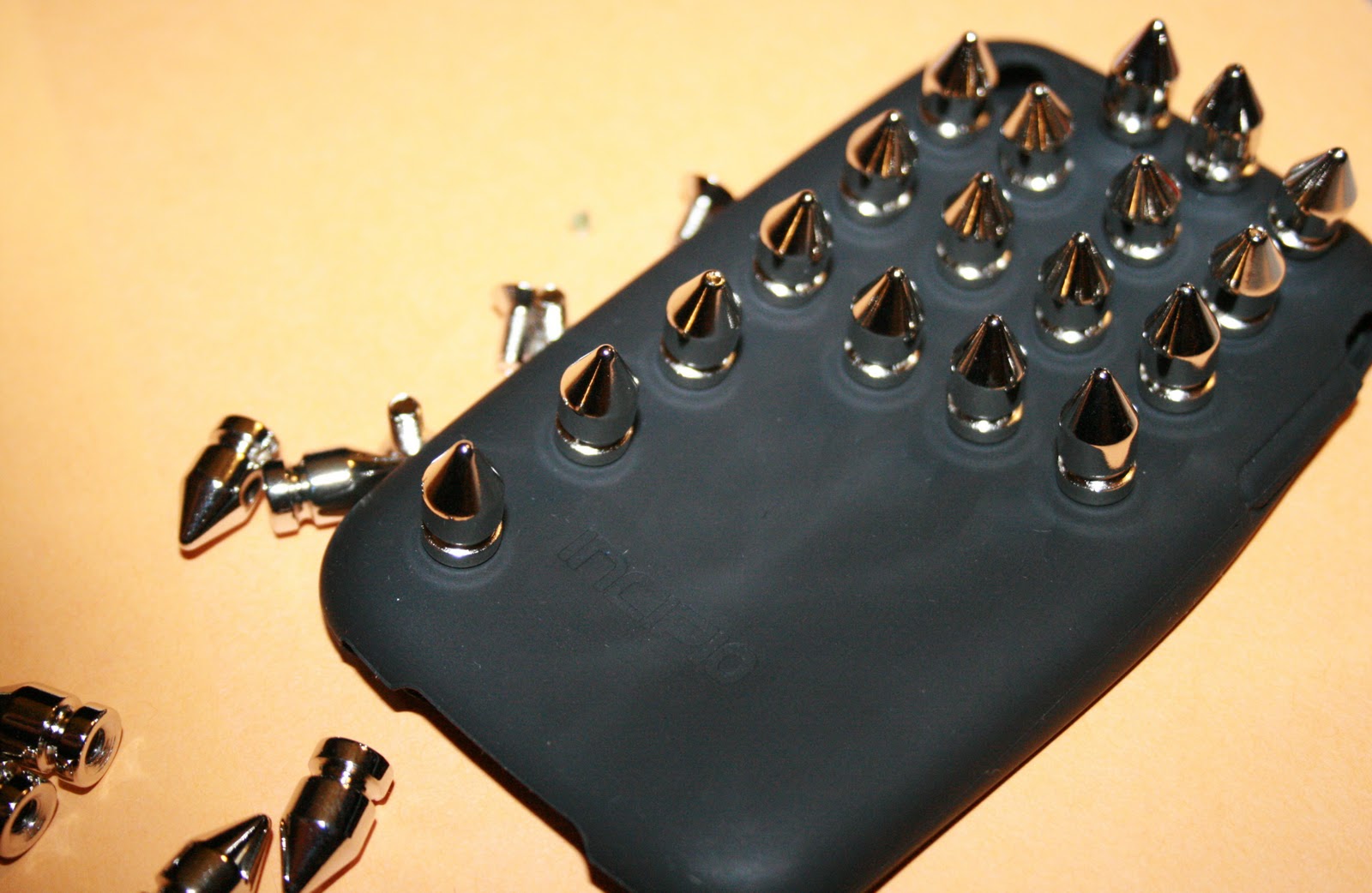 ASHLEY TREECE: DIY-Spiked iPhone Cover