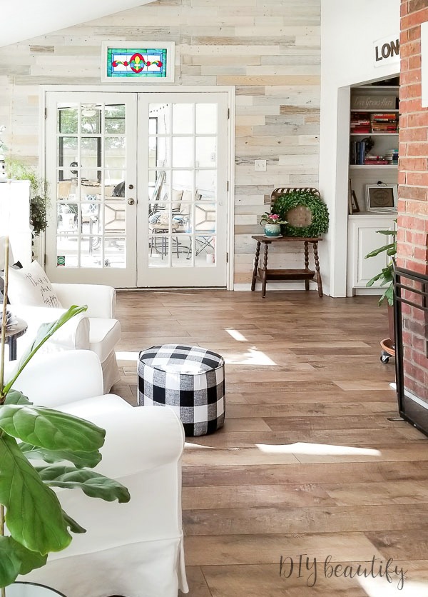 Affordable and Durable Farmhouse Laminate Floors - DIY Beautify ...