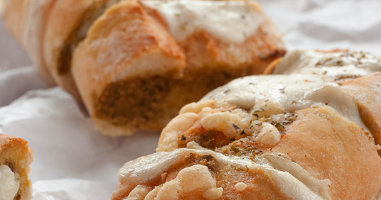 Pan relleno de mozzarella y pesto | Cocido de Sopa