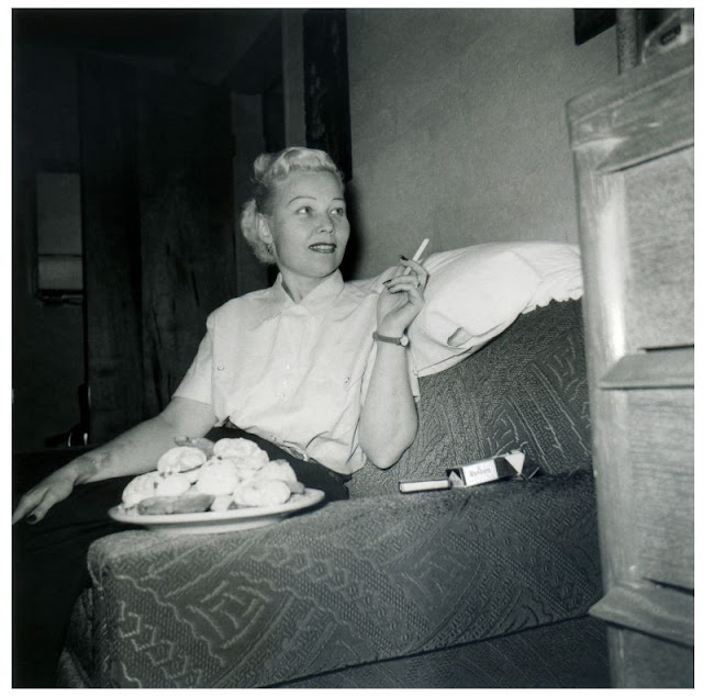 50 Cool Snaps Show How to Smoke Like the 1950s Ladies ~ Vintage Everyday