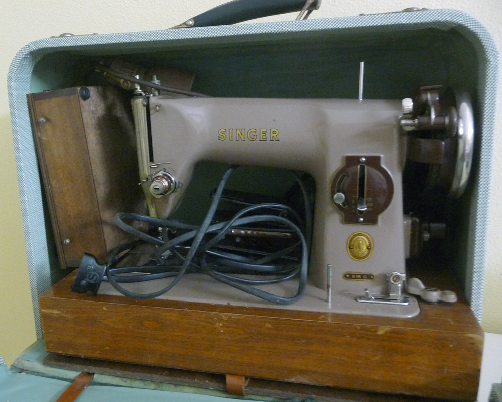 Sew Retro Machine: A Closer Look at the Singer 215G