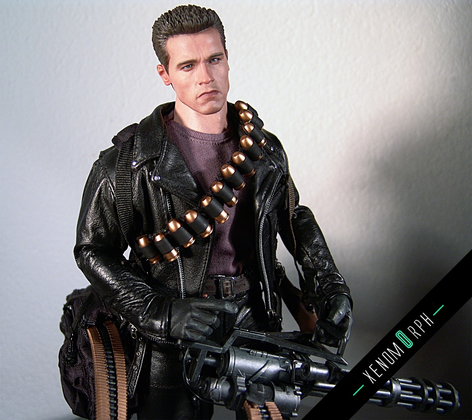 Hot Toys DX10 T-800 - Terminator 2 photo and video review
