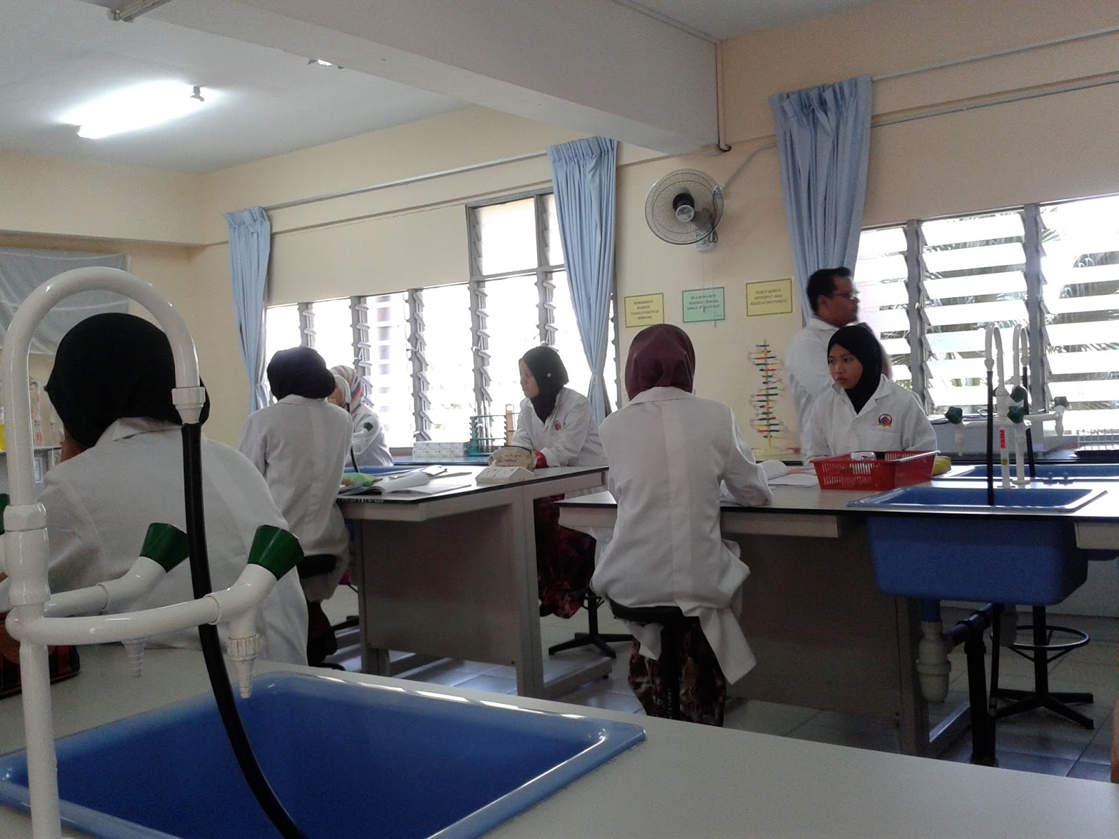 Makmal Sains Sekolah