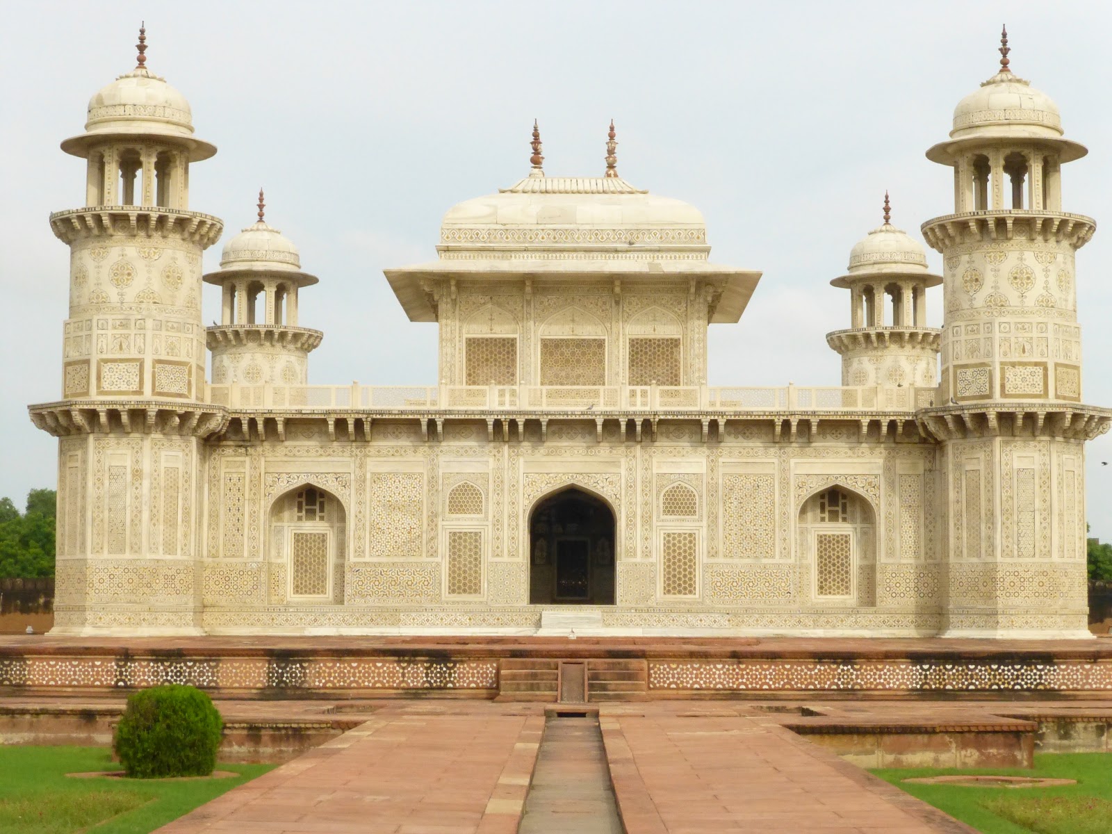 McClymont's Gap: Agra Fort, baby Taj, and the Taj that never was