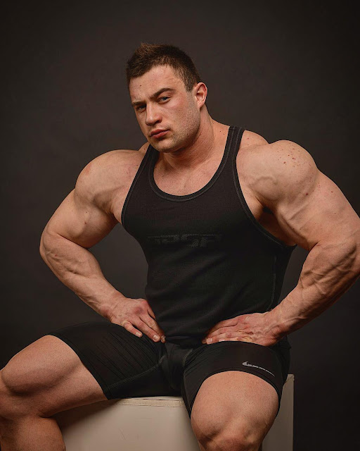 Muscle Lover: Russian Super-Heavyweight bodybuilder Alexey Kuznetsov