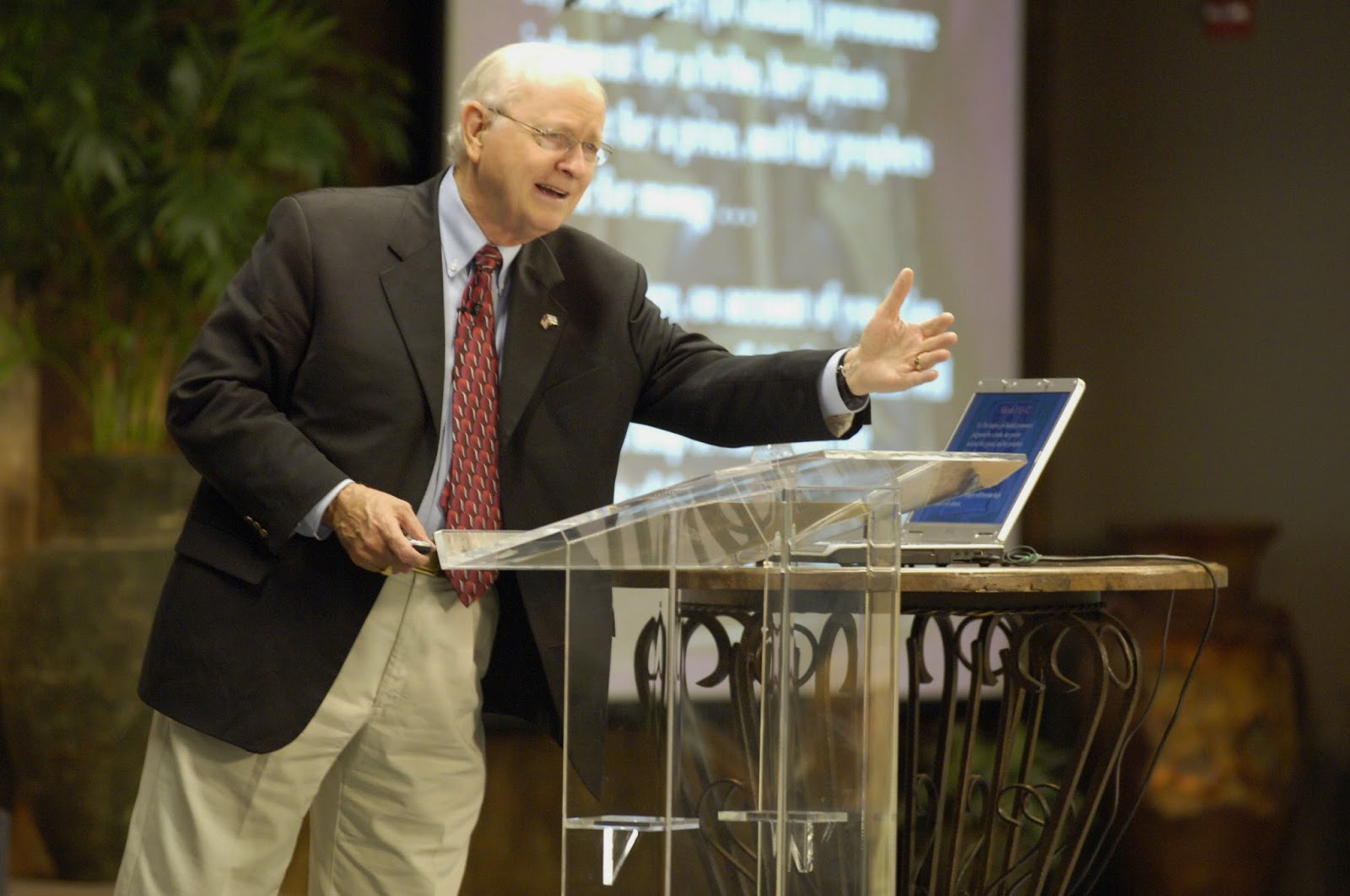 En Defensa de la Fe: ¡Conozca el nuevo libro del Dr. David Reagan!