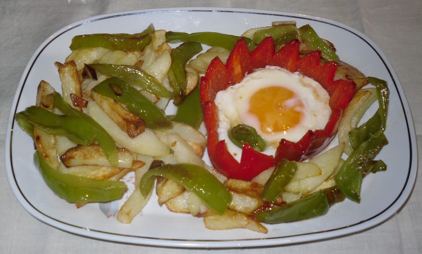 RECETAS DE MI MADRE Y MIAS: Huevos con pimientos y patatas