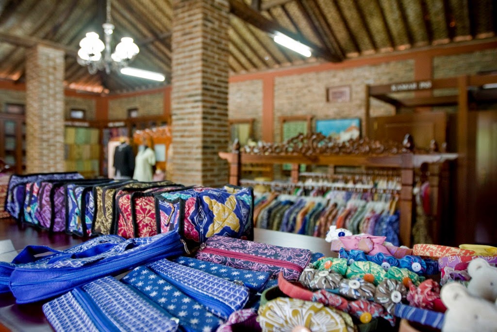 Batik Semarang, produk unggulan kota Semarang.