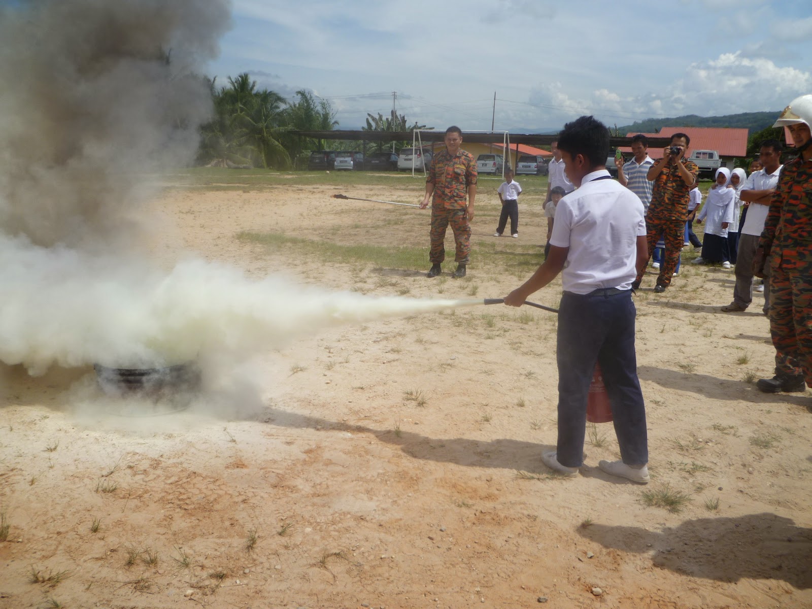 Demontrasi Memadamkan Api Oleh Penyelamat