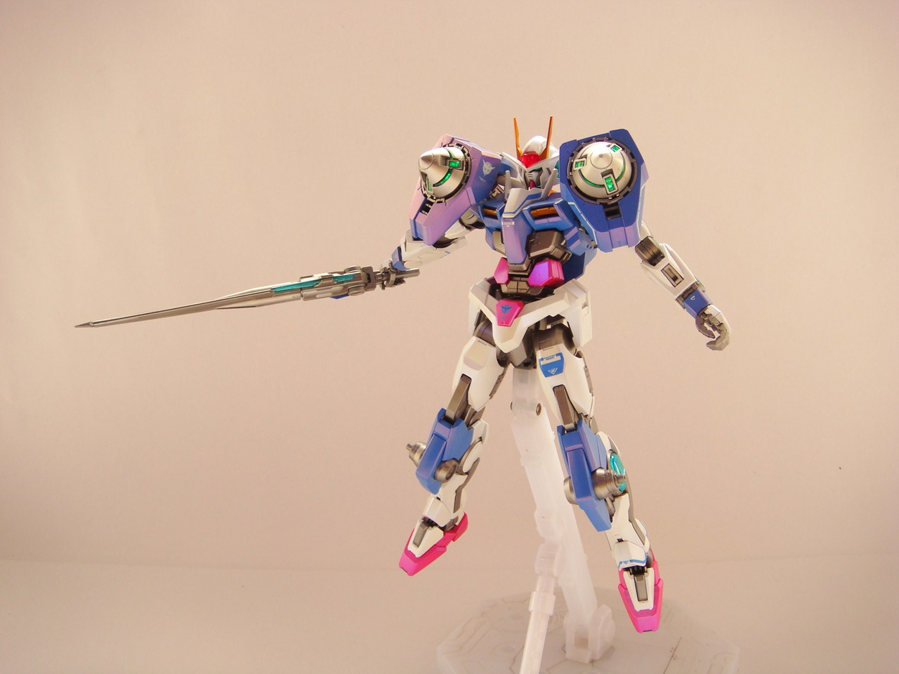 GUNDAM GUY: MG 1/100 GN0000+GNR-010 00 Raiser [3 Red Ver.] - Painted Build