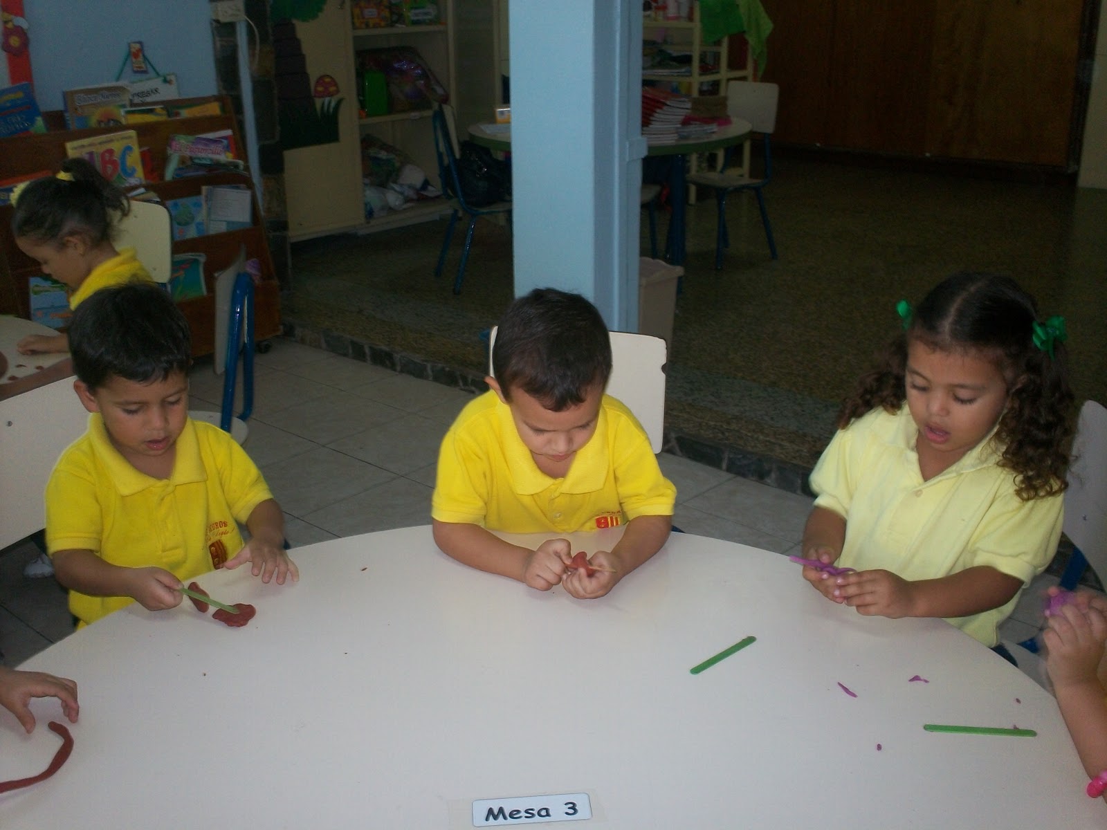 Mis Pequeños Genios: Los pequeños realizando figuras con plastidedos.