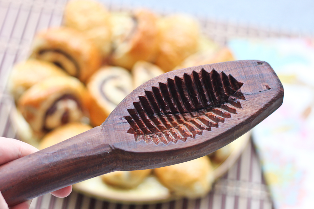 Date or walnut-filled Iraqi cookie (kleicha)