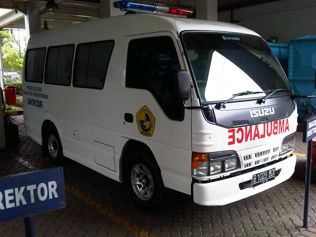 FOTO AMBULANCE DELUXE AC ISUZU NHR 55 - Karoseri New Armada