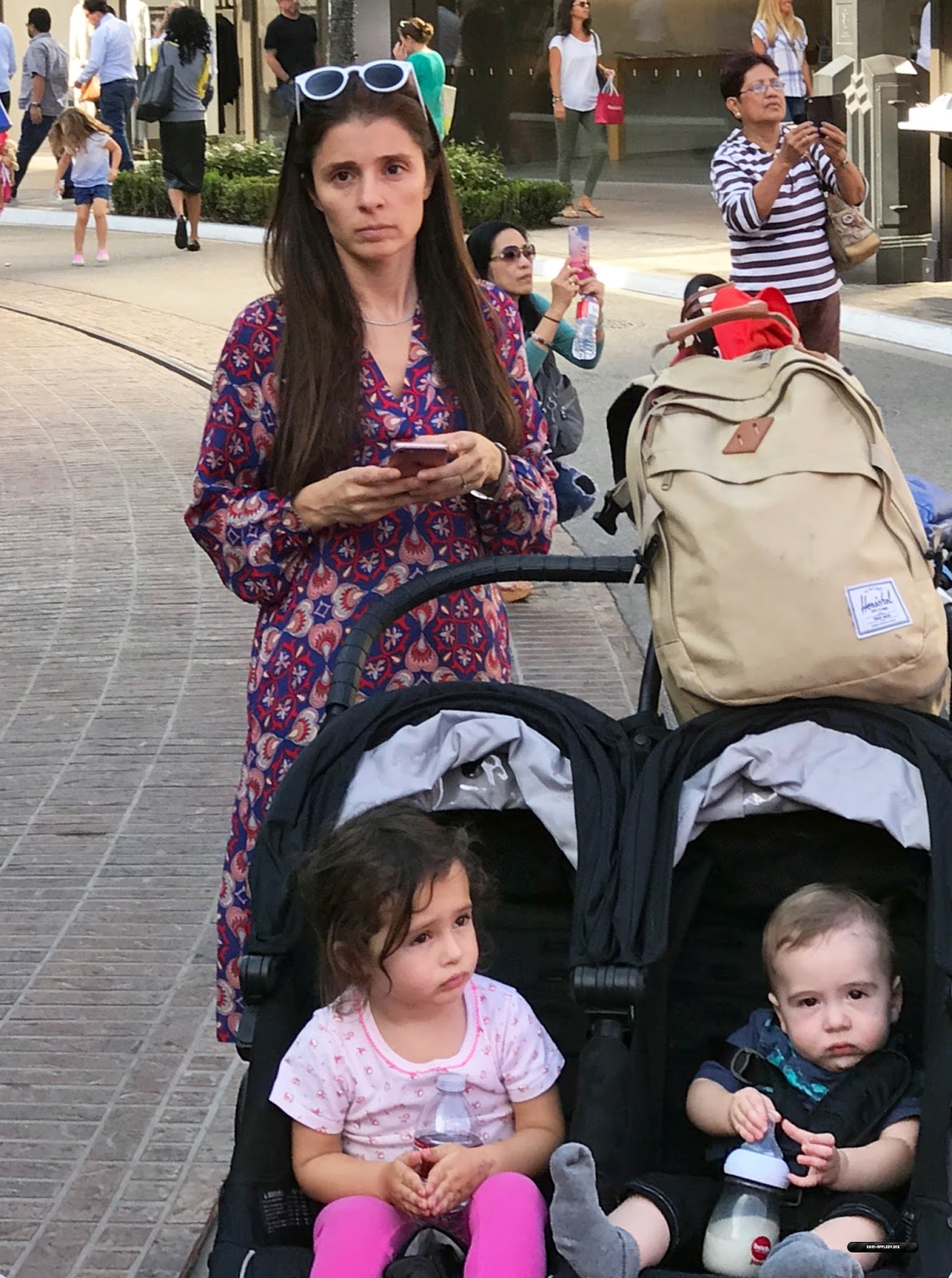 Shiri Appleby || Shopping with her kids in Los Angeles | November 04 ...