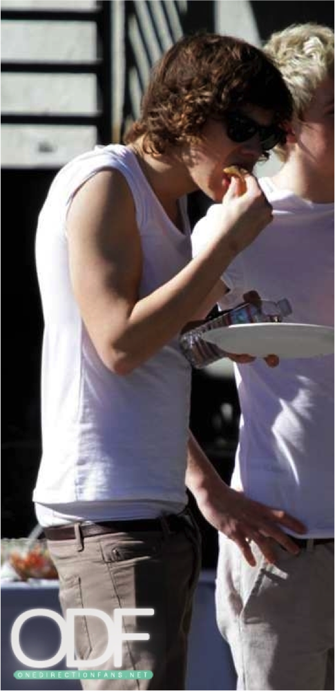 Celeb Saggers: Harry Styles Sagging White Boxers