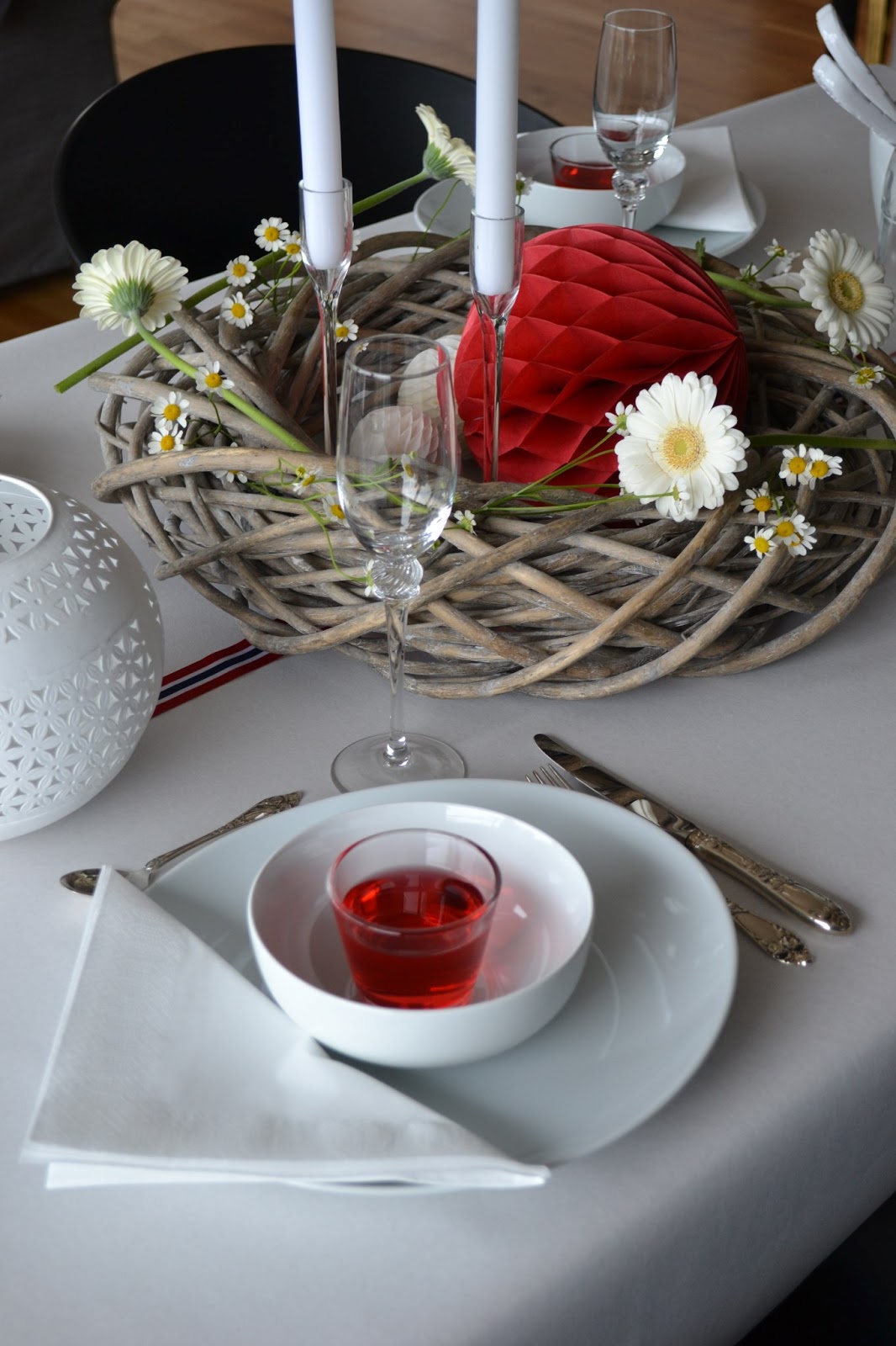 NICCOS HUS: Borddekking til 17.Mai...