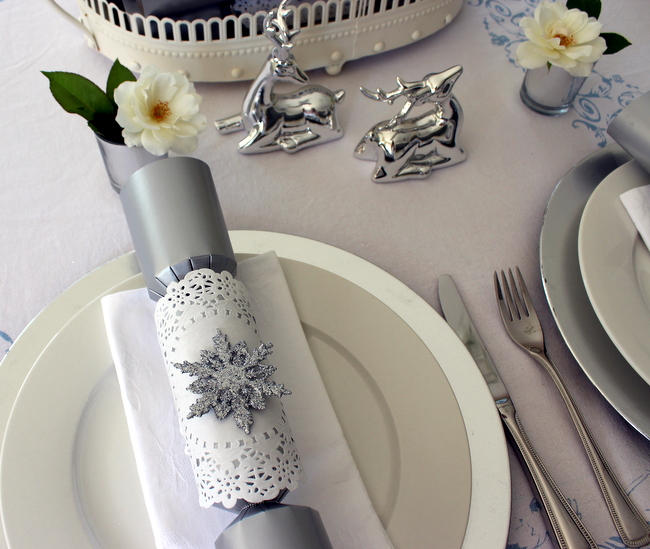 Stylish Settings: Decorating Christmas Crackers or Bon Bons