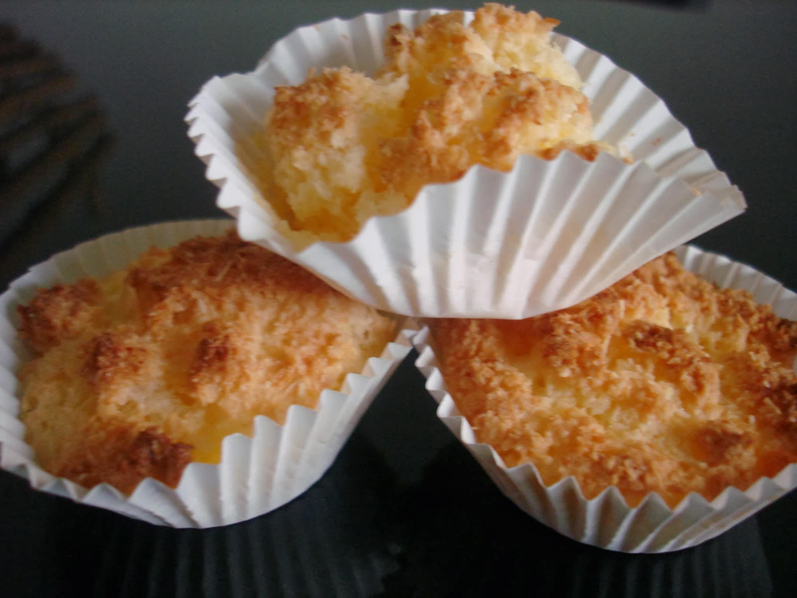 O Cantinho das Tias: BOLINHOS DE COCO