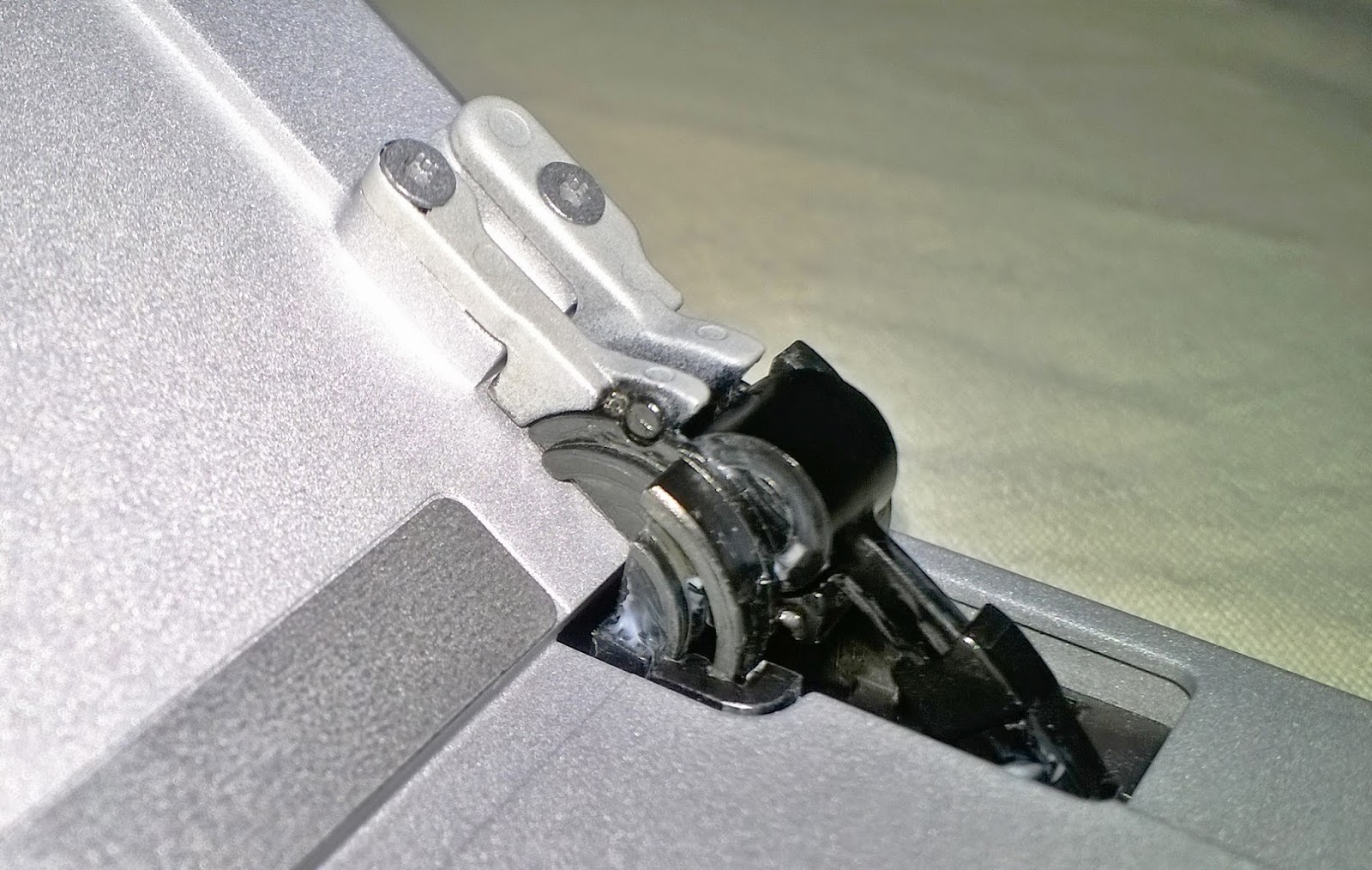 ULTRA MOBILE PC TIPS: Surface Pro 3: The hinge