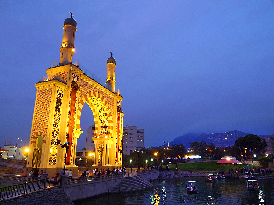 PARQUE DE LA AMISTAD (Surco - Perú) | Restando Noches