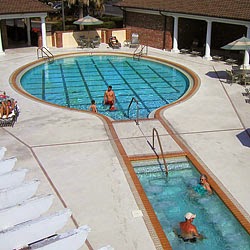 網球場的路上: 網球與游泳池 - Tennis racquet shape swimming pool