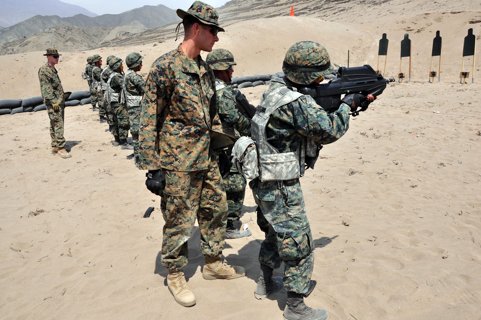 test page: FN F2000 Bullpup Assault Rifles with Peruvian Marines