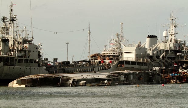 Garuda Militer: [Foto] KRI Teluk Peleng Karam di Tanjung Priok