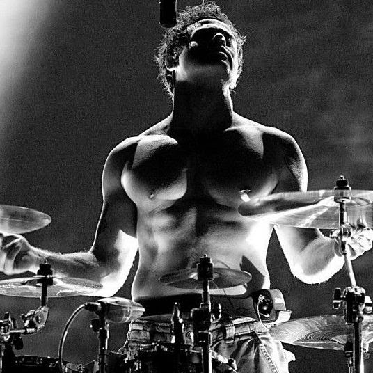 David Silveria processa os Korn