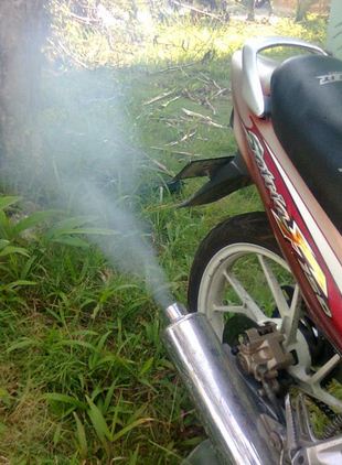 Penyebab knalpot motor berasap hitam atau putih tipis saat dipanaskan ...