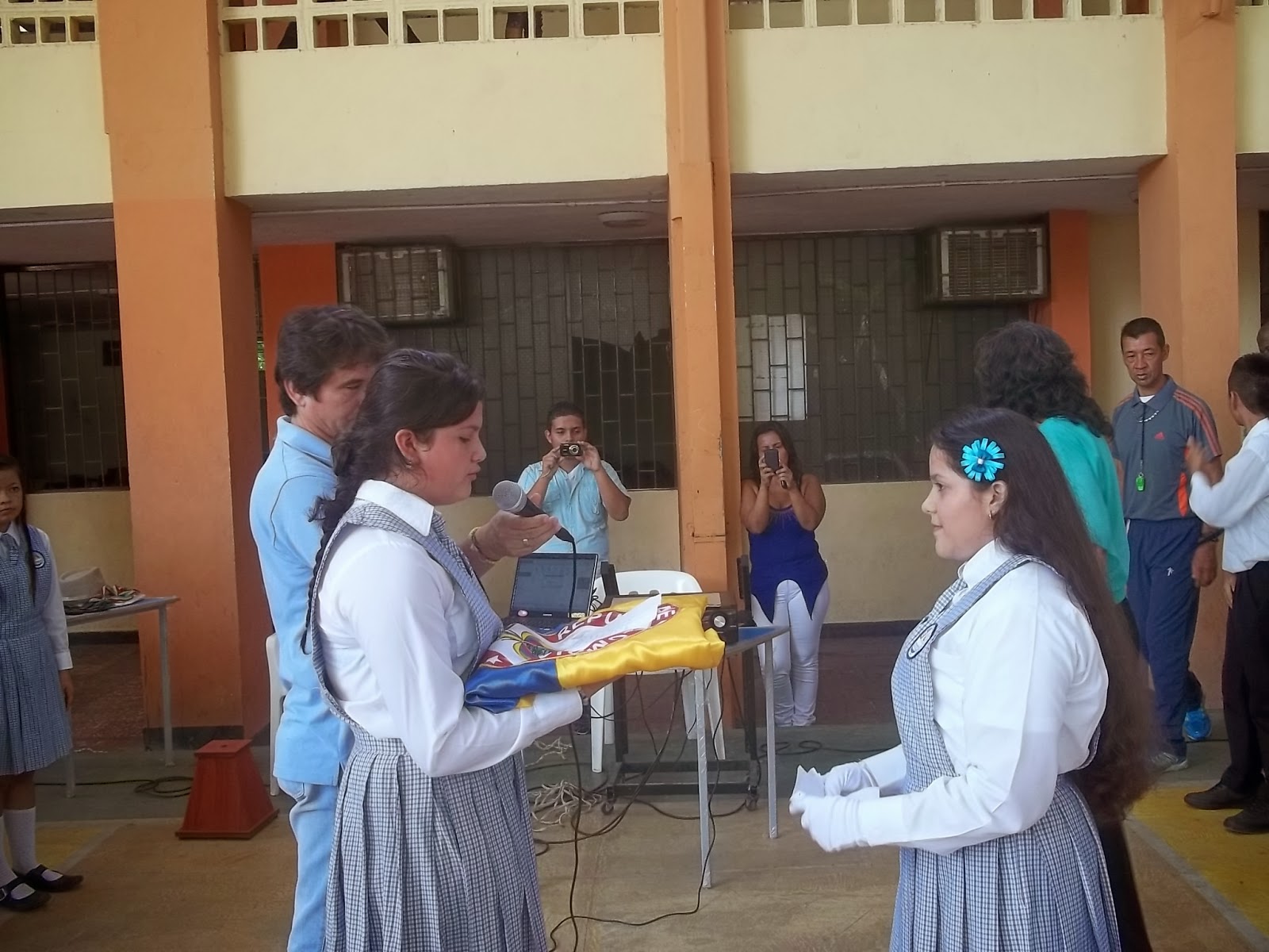 Puerto Bogotá Hoy1: Entrega de simbolos (Grado 11 a los Grados 10)