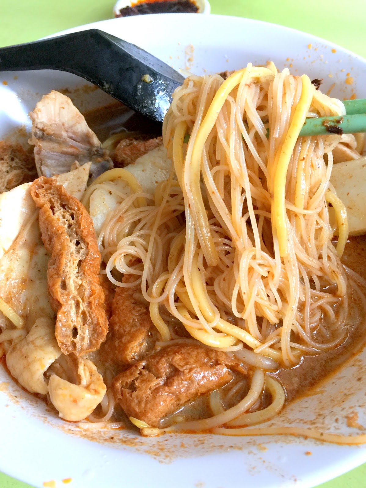 Ah Heng vs Heng Kee Curry Chicken Bee Hoon Mee @ Hong Lim Food Centre
