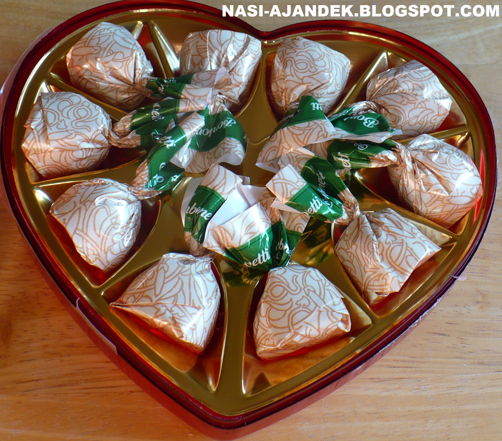 BONBONETTI MOMENTS: MOGYORÓS TEJCSOKOLÁDÉ DESSZERT SZÍV ALAKÚ DOBOZBAN