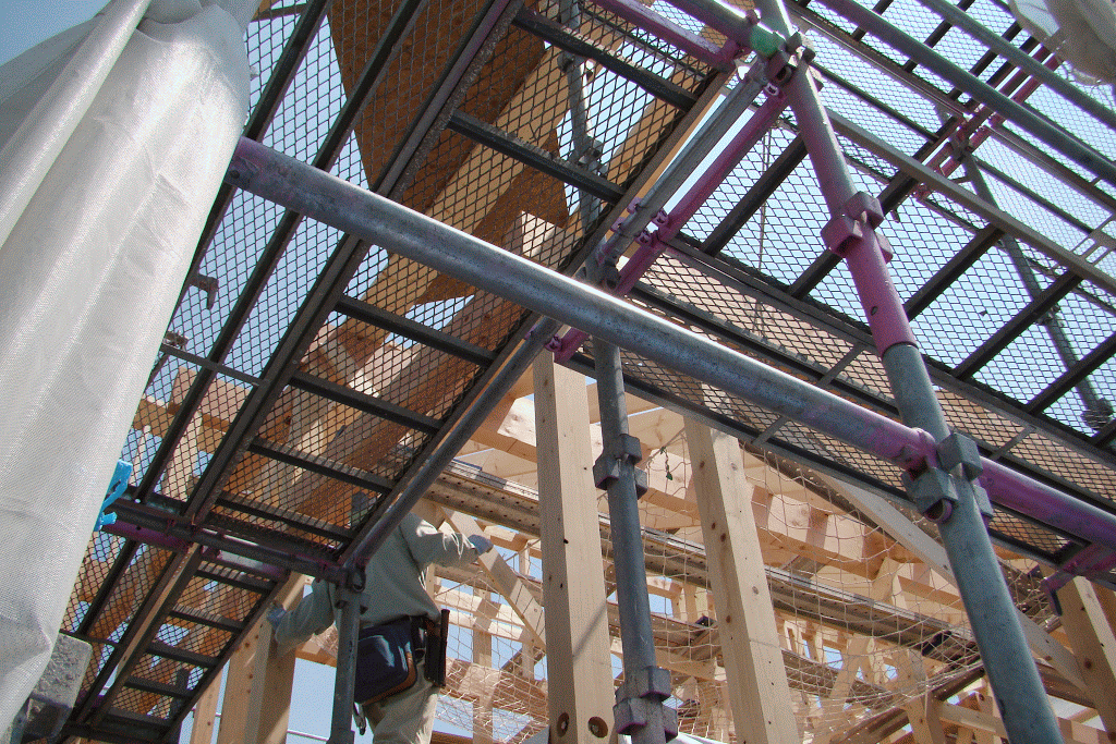 Low Energy Building in Japan: 47 views of scaffolding