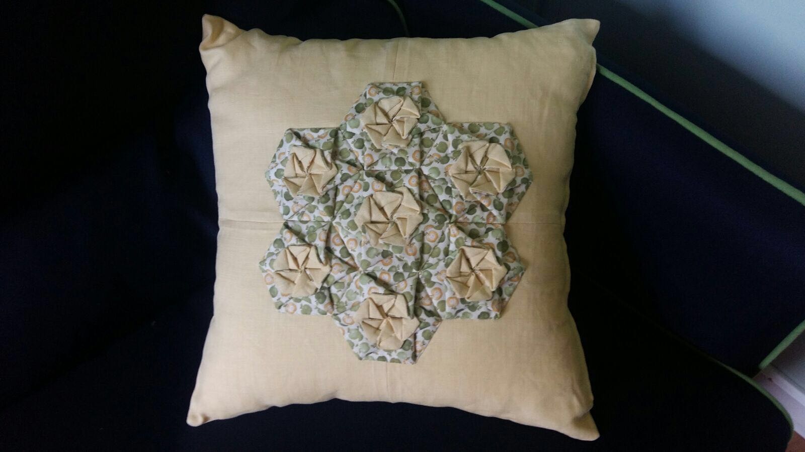 La Tertulia del Patch: Labores de las alumnas: Cojín de origami