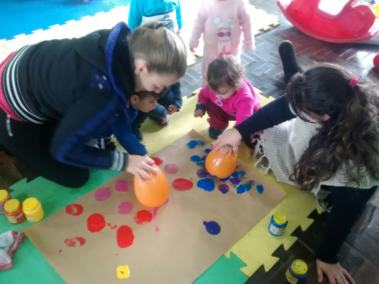 PIBID FACCAT - Educação Infantil : Bebês fazendo arte e explorando o mundo!