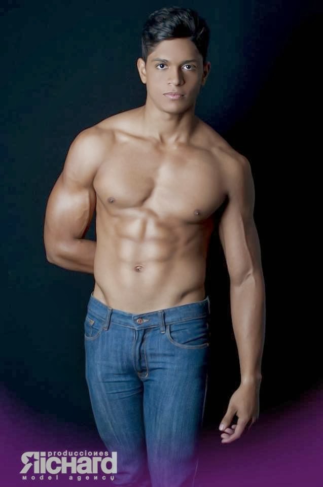 Man Central: Daniel Labrador: Shirtless