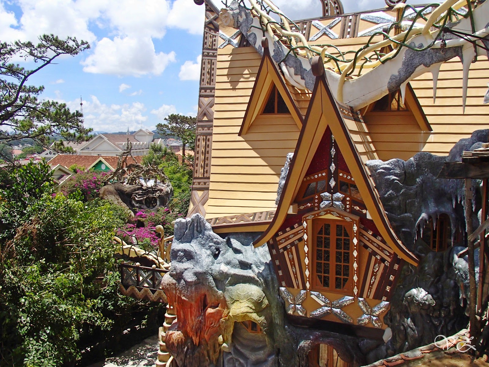 Littlenomadid -Indonesian Travel Blogger: It's Crazy, It's Crazy House!