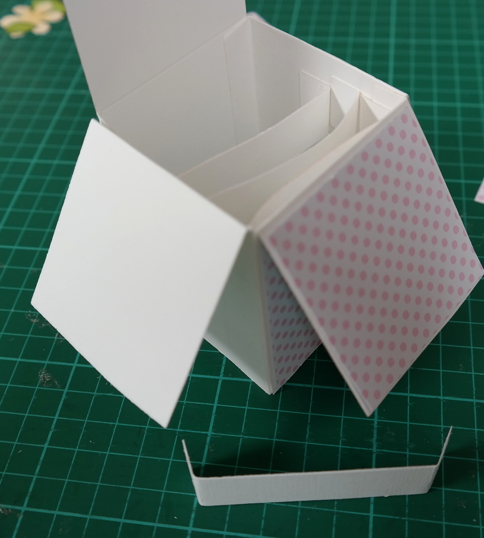Flowers, Ribbons and Pearls: Tuesday Tutorial - Scalloped Pop Up Box