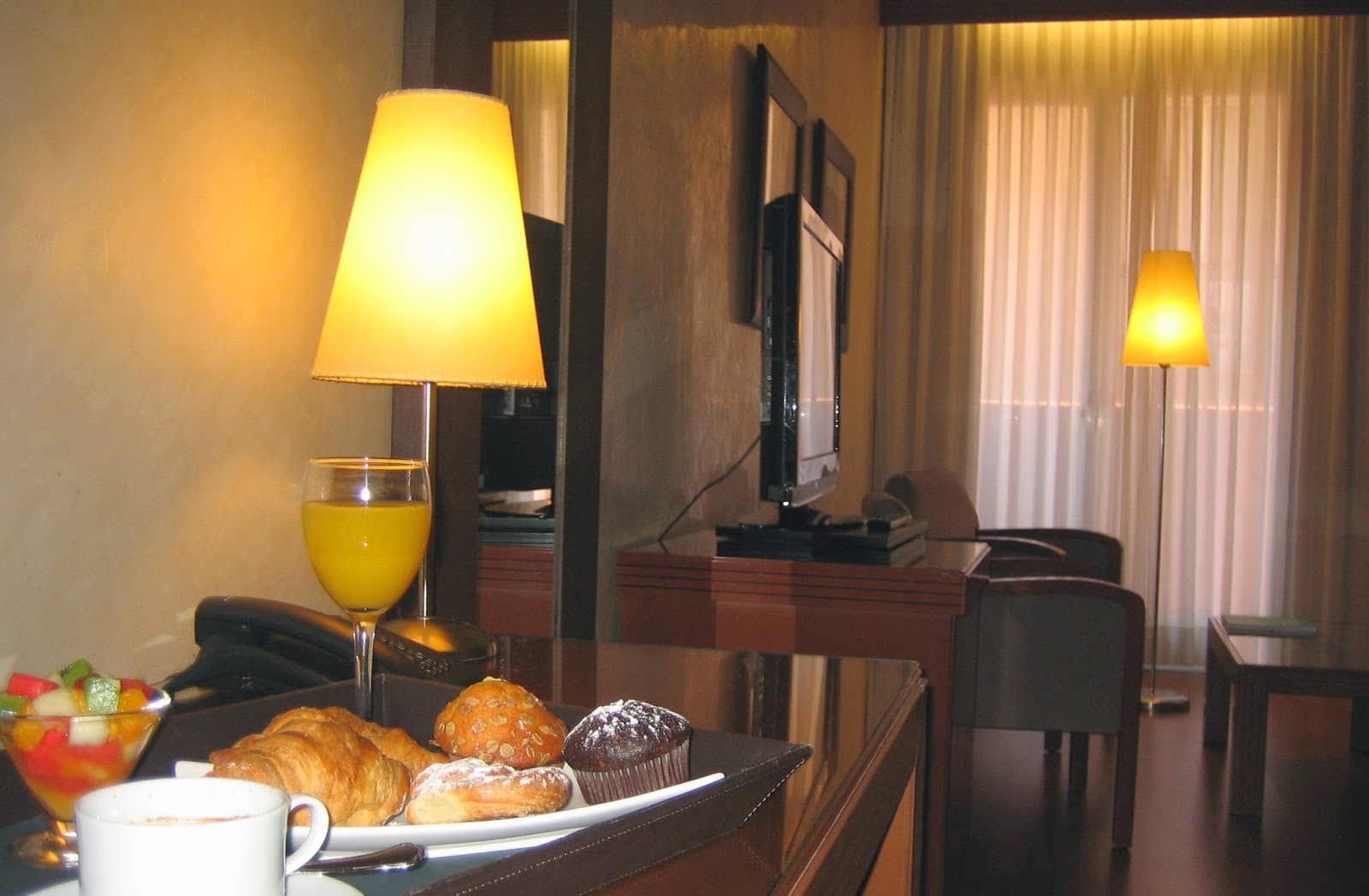 Mariano Cubi Aparthotel Barcelona: Servicio de habitaciones -Room Service