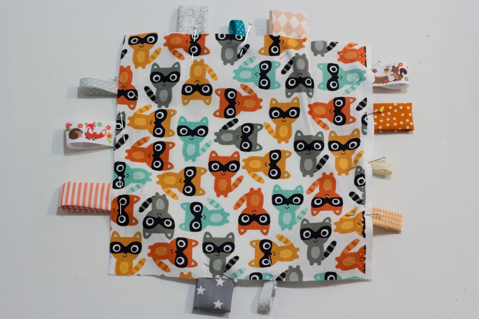 De puntadas y otros enredos: Mantita doudou con etiquetas. Tutorial