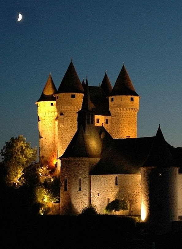 Castelos medievais: Val: castelo da “Bela adormecida”, ou ápice de ...