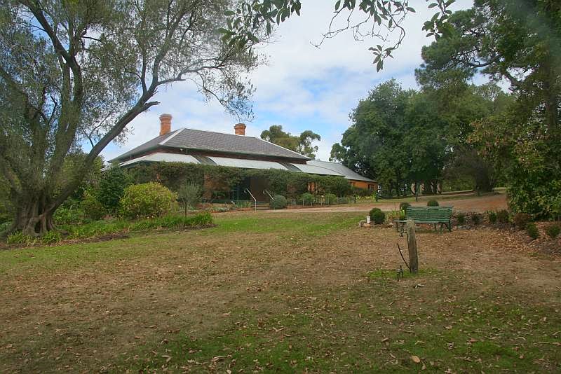 TRACKS, TRAILS AND COASTS NEAR MELBOURNE : Balcombe Creek Trail, Mt. Martha