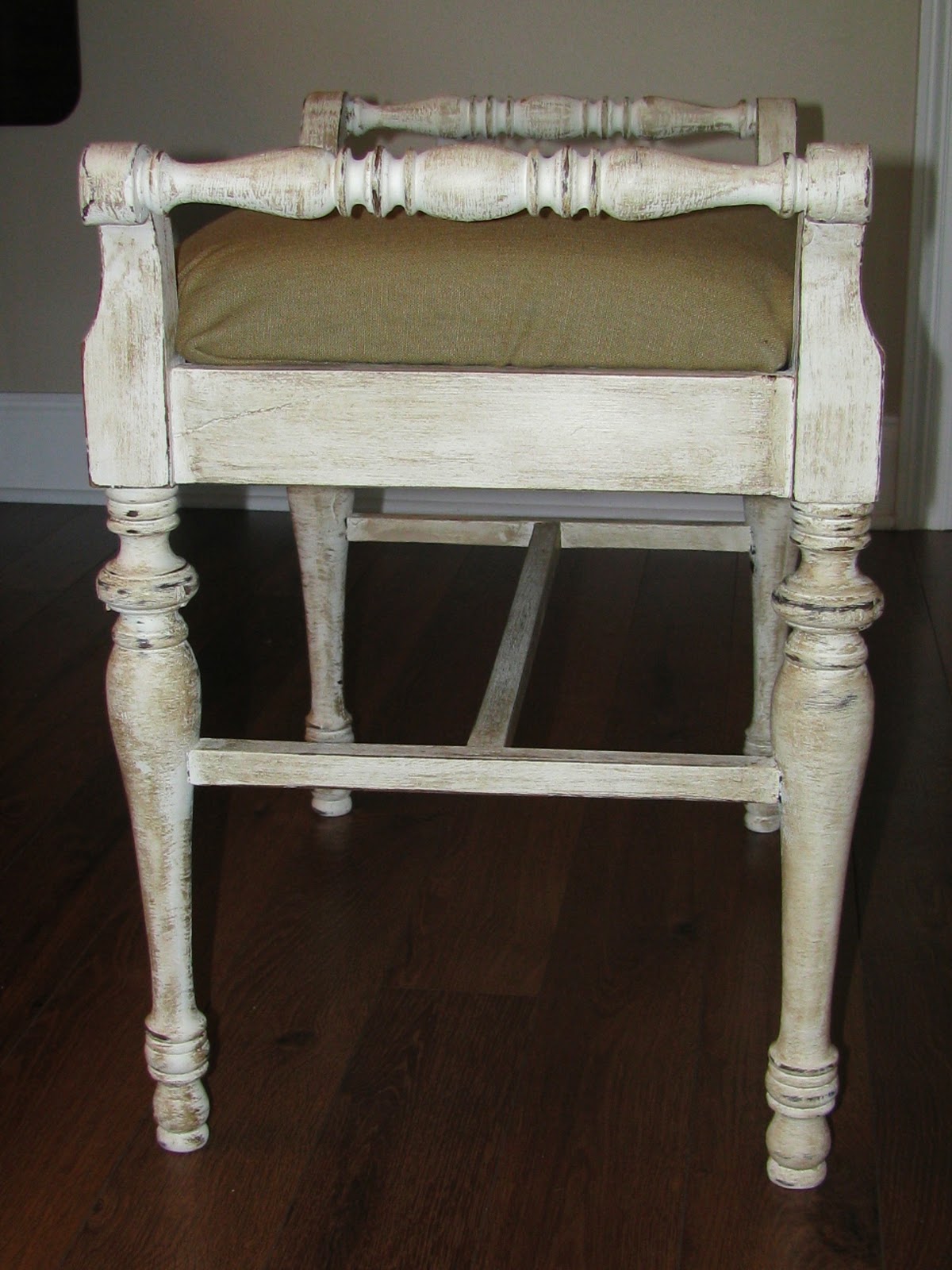 One Cheap Mama: A Little Bench and Chalk Paint
