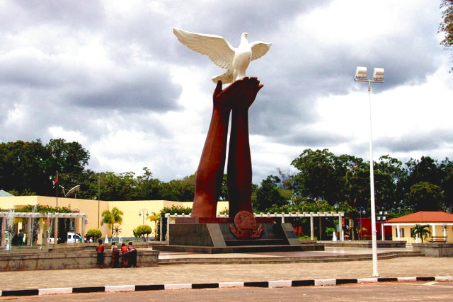 OS ÚLTIMOS NO LESTE - A RETIRADA DE ANGOLA - 1975: A HISTÓRIA DA CIDADE ...