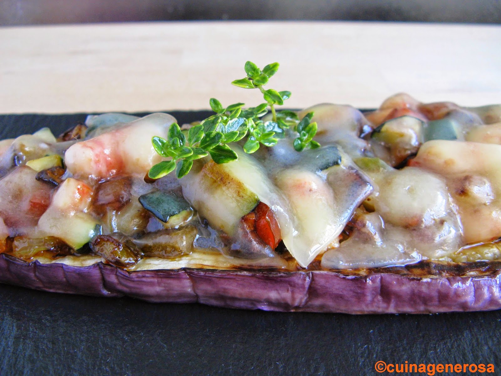 cuina generosa: 'coca' d'albergínia amb verdures, gambes i la seva essència