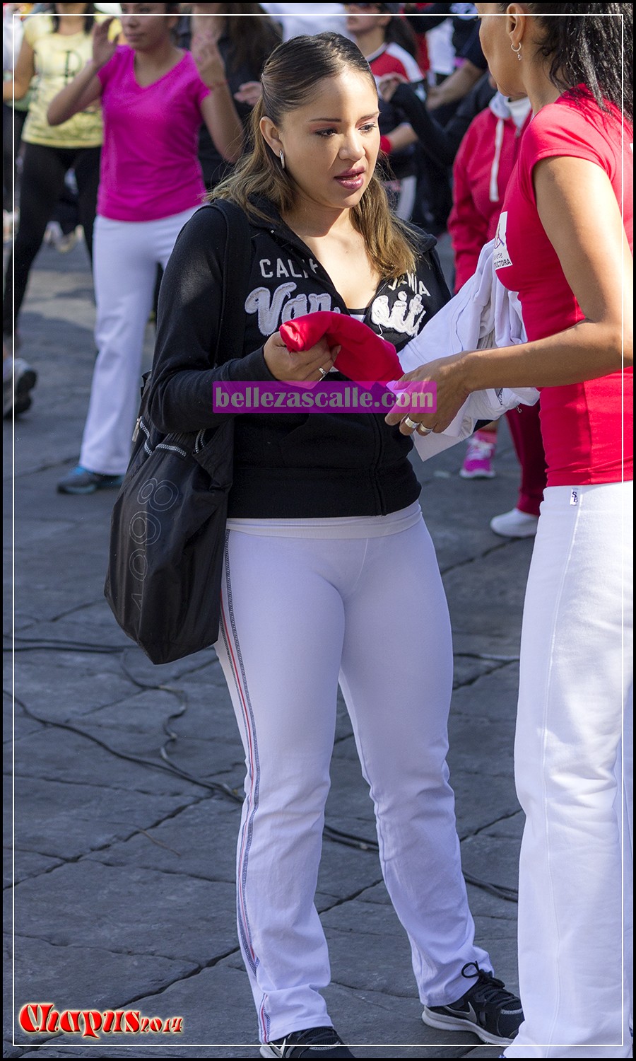 Chavas con ropa transparente | Mujeres bellas en la calle