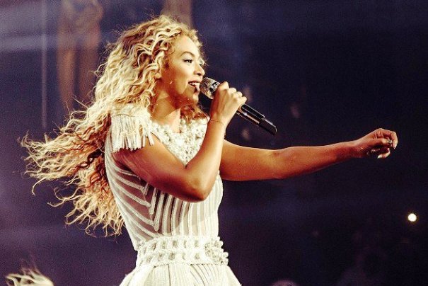 NasBank Blog: Beyonce's Hair Gets Tangled in Wind Machine At Concert