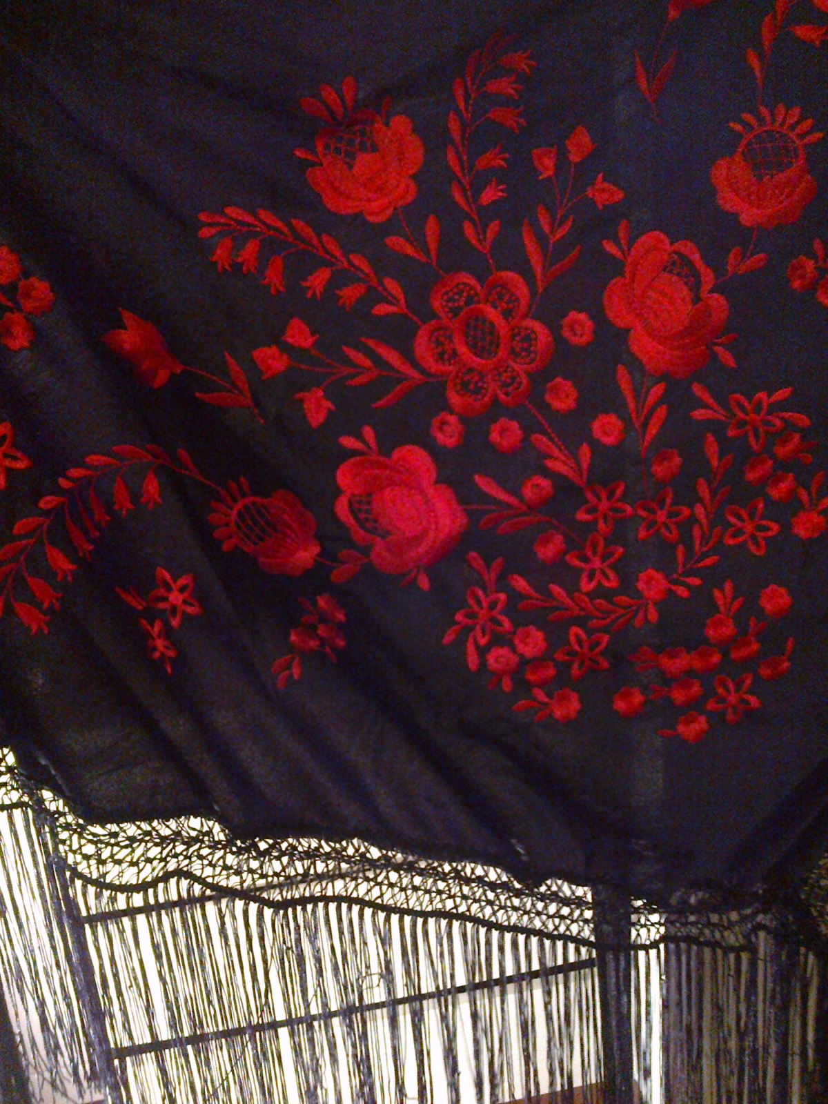 Fado Rodrigues - Xailes: Xaile bordado em vermelho